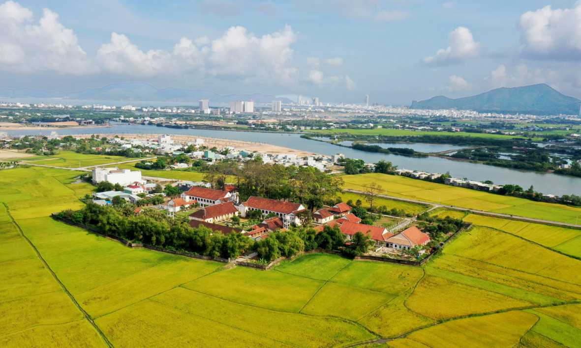Tiểu chủng viện Làng Sông xơ xác sau bão